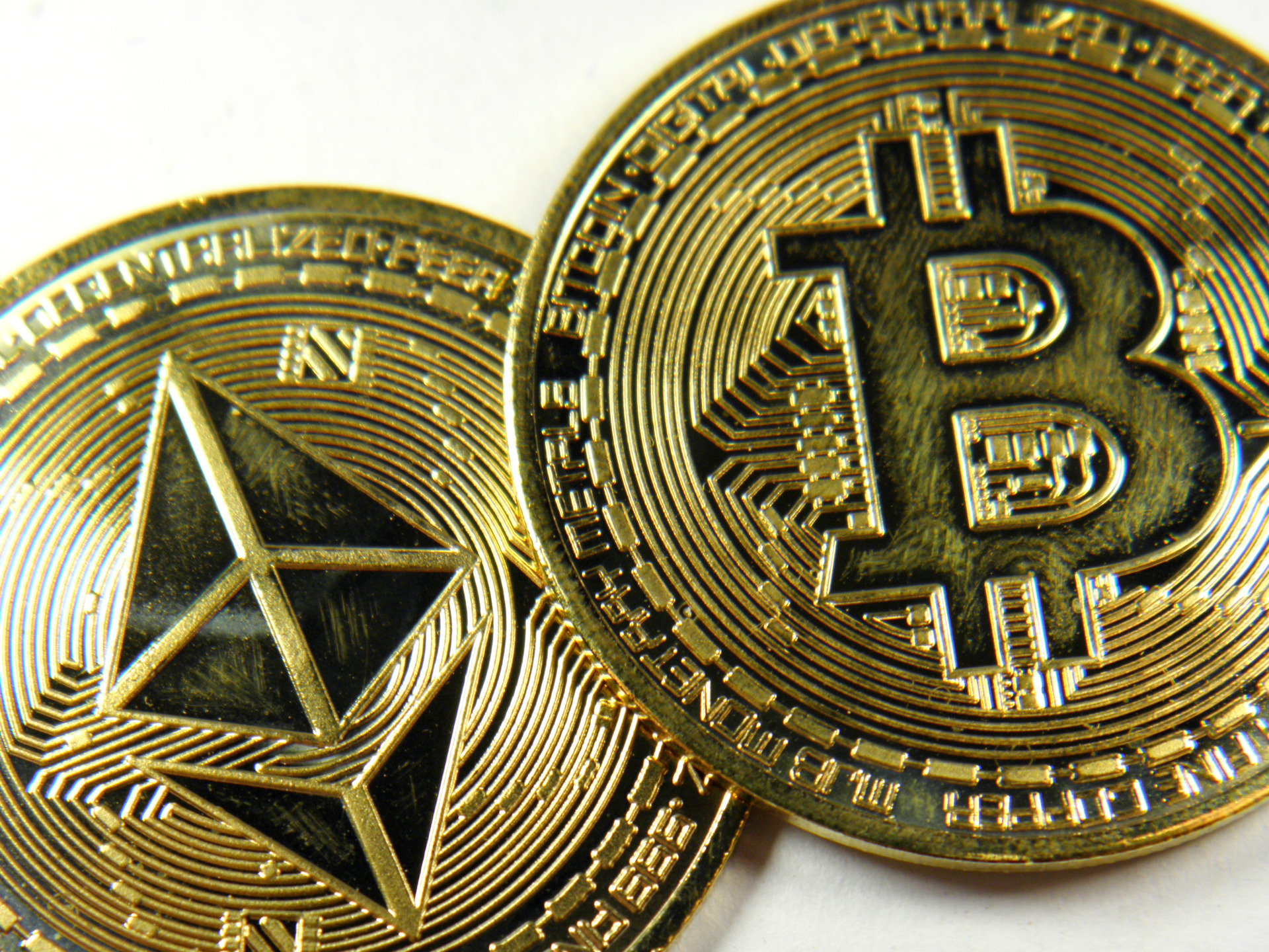 Standard Chartered Adjusts 2025 Price Estimates for Ethereum, Bitcoin